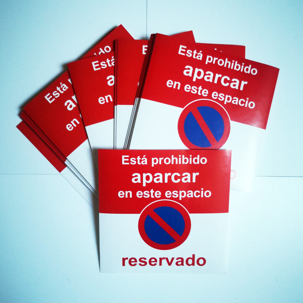 Adhesivo estacionamiento reservado. ¿Un vehículo aparcado en un espacio ...